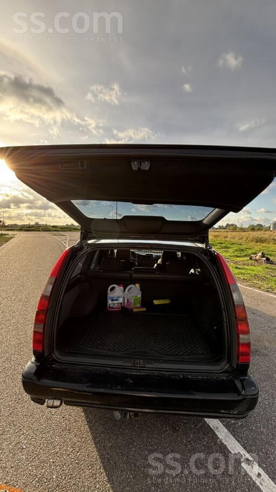 Black Volvo V70 2000 in Bauska, with an engine capacity of 2.40 L and mileage of 300 thousand km for 2350 €, photo 8 on AUTOMOTO.COM.LV