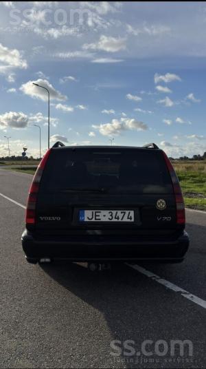 Black Volvo V70 2000 in Bauska, with an engine capacity of 2.40 L and mileage of 300 thousand km for 2350 €, photo 9 on AUTOMOTO.COM.LV