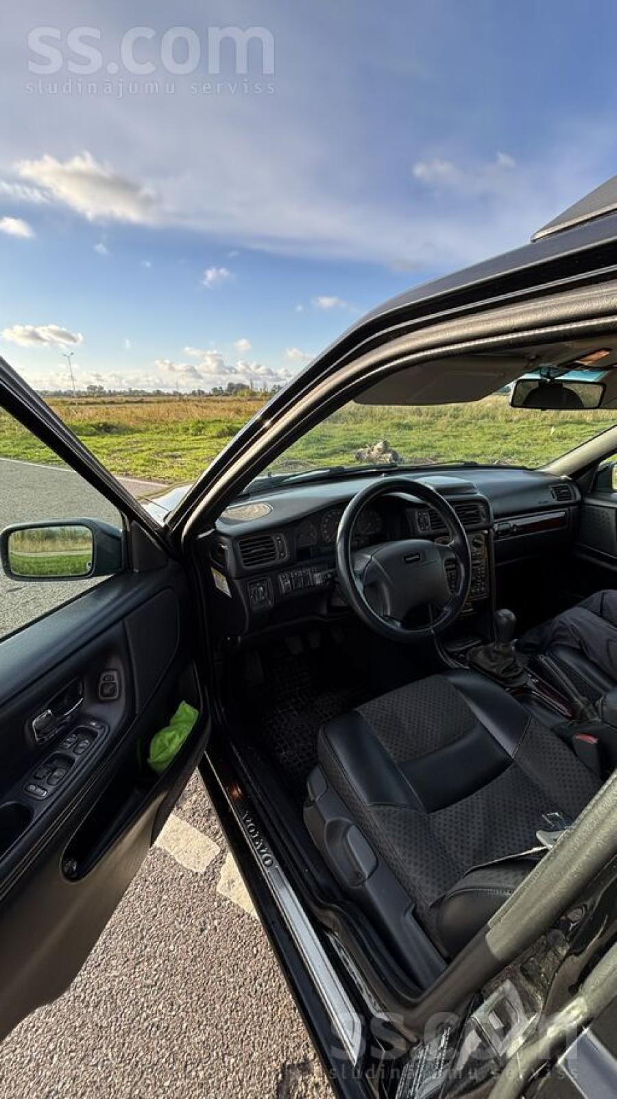 Black Volvo V70 2000 in Bauska, with an engine capacity of 2.40 L and mileage of 300 thousand km for 2350 €, photo 11 on AUTOMOTO.COM.LV