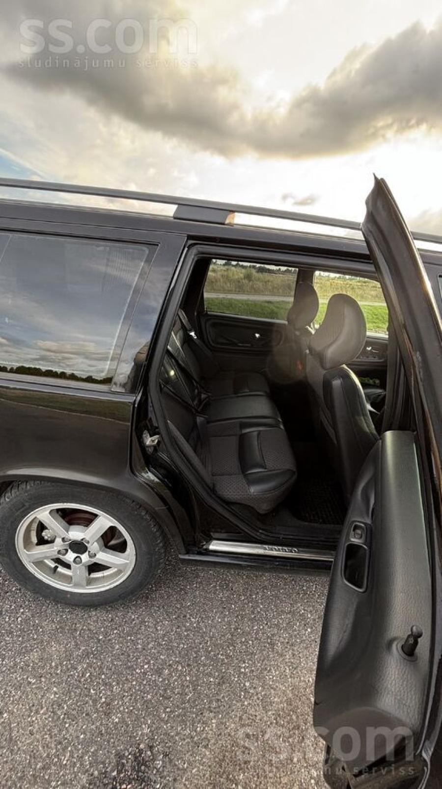 Black Volvo V70 2000 in Bauska, with an engine capacity of 2.40 L and mileage of 300 thousand km for 2350 €, photo 12 on AUTOMOTO.COM.LV
