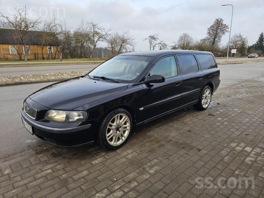 Melns Volvo V70 2001 Krāslava, ar dzinēja tilpumu 2.40 L un nobraukumu 356 tūkst. km par 1449 €, foto 1 vietnē AUTOMOTO.COM.LV