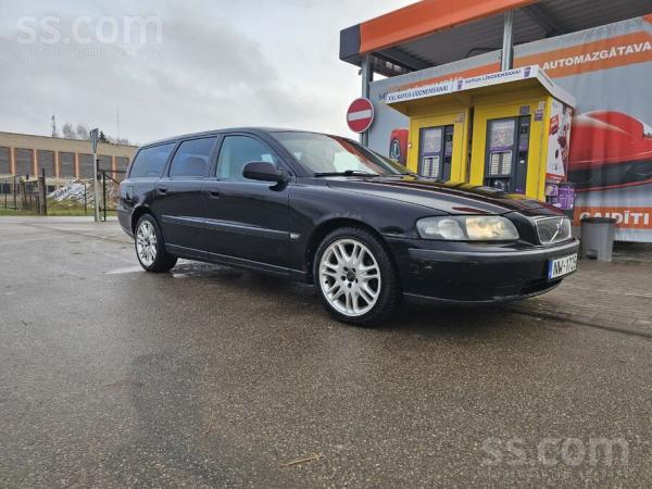 Black Volvo V70 2001 in Kraslava, with an engine capacity of 2.40 L and mileage of 356 thousand km for 1449 €, photo 4 on AUTOMOTO.COM.LV