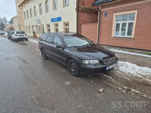 Black Volvo V70 2001 in Valmiera, with an engine capacity of 2.30 L and mileage of 380 thousand km for 850 €, photo 2 on AUTOMOTO.COM.LV