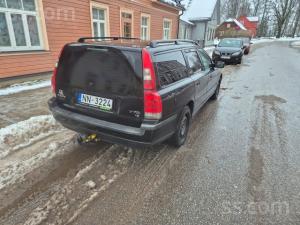 Black Volvo V70 2001 in Valmiera, with an engine capacity of 2.30 L and mileage of 380 thousand km for 850 €, photo 3 on AUTOMOTO.COM.LV