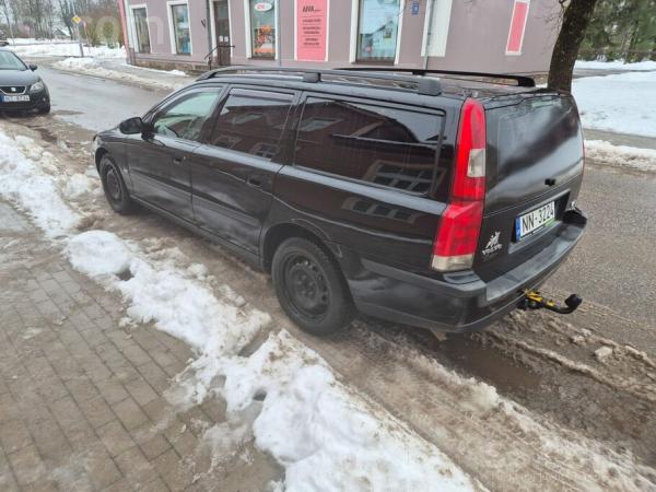 Black Volvo V70 2001 in Valmiera, with an engine capacity of 2.30 L and mileage of 380 thousand km for 850 €, photo 4 on AUTOMOTO.COM.LV