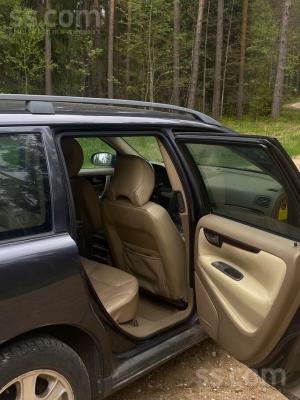 Black Volvo V70 2001 in Riga, with an engine capacity of 2.50 L and mileage of 447 thousand km for 1250 €, photo 3 on AUTOMOTO.COM.LV