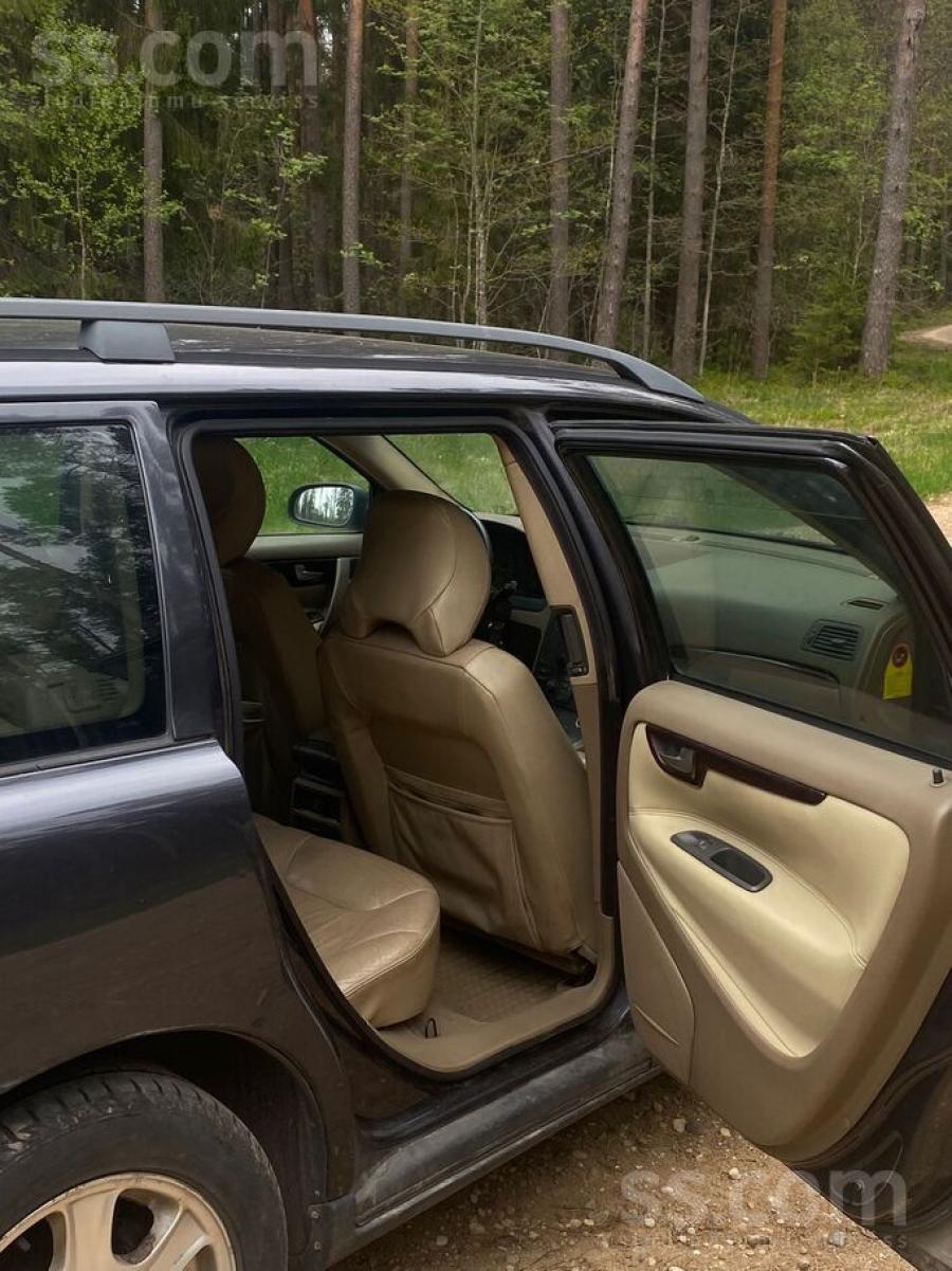 Black Volvo V70 2001 in Riga, with an engine capacity of 2.50 L and mileage of 447 thousand km for 1250 €, photo 3 on AUTOMOTO.COM.LV