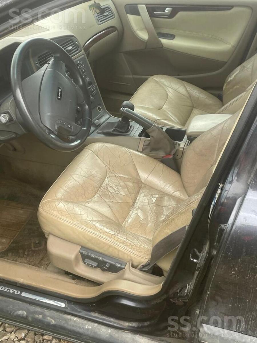 Black Volvo V70 2001 in Riga, with an engine capacity of 2.50 L and mileage of 447 thousand km for 1250 €, photo 8 on AUTOMOTO.COM.LV