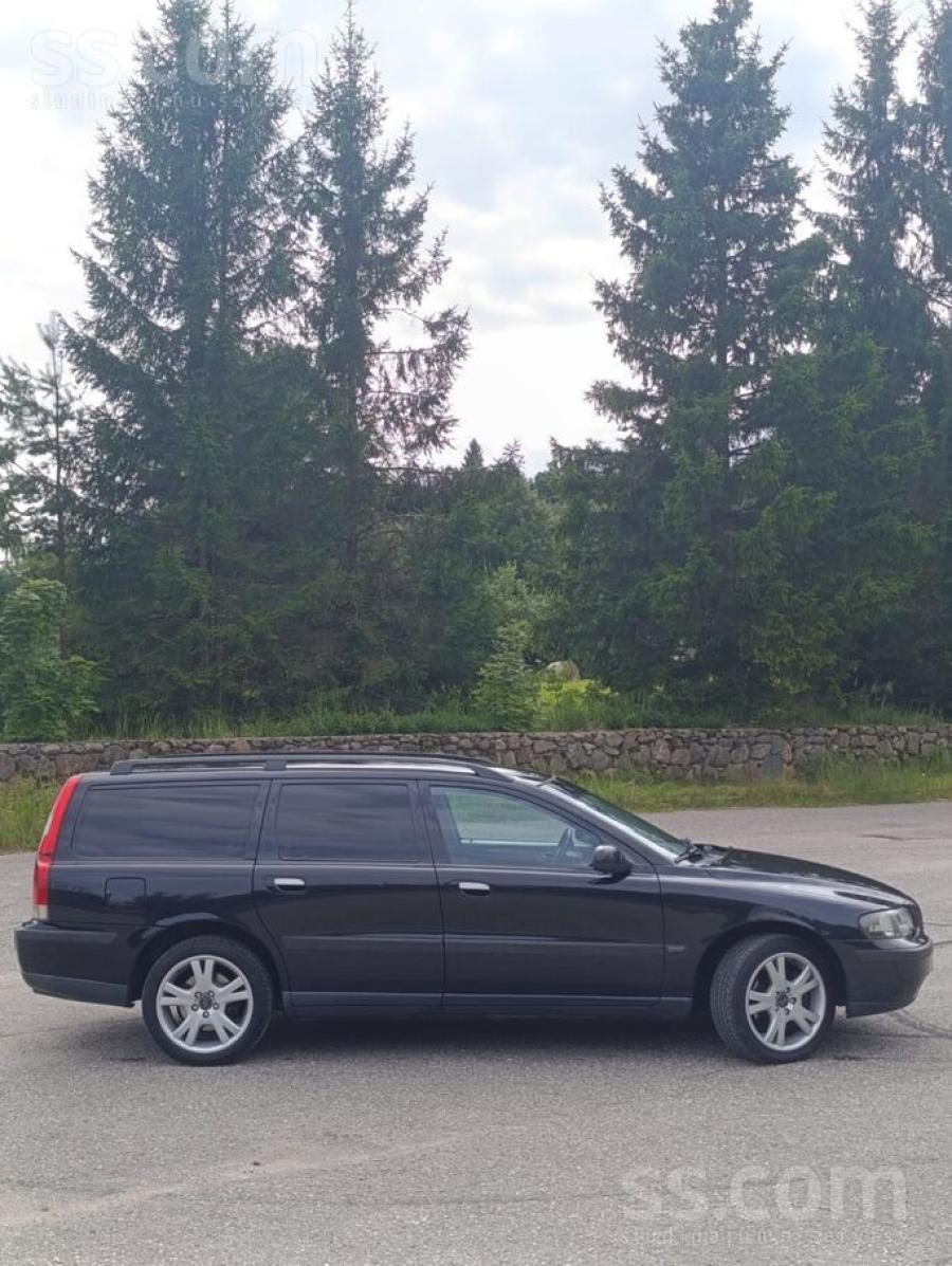 Black Volvo V70 2001 in Talsi, with an engine capacity of 2.40 L and mileage of 365 thousand km for 1500 €, photo 3 on AUTOMOTO.COM.LV