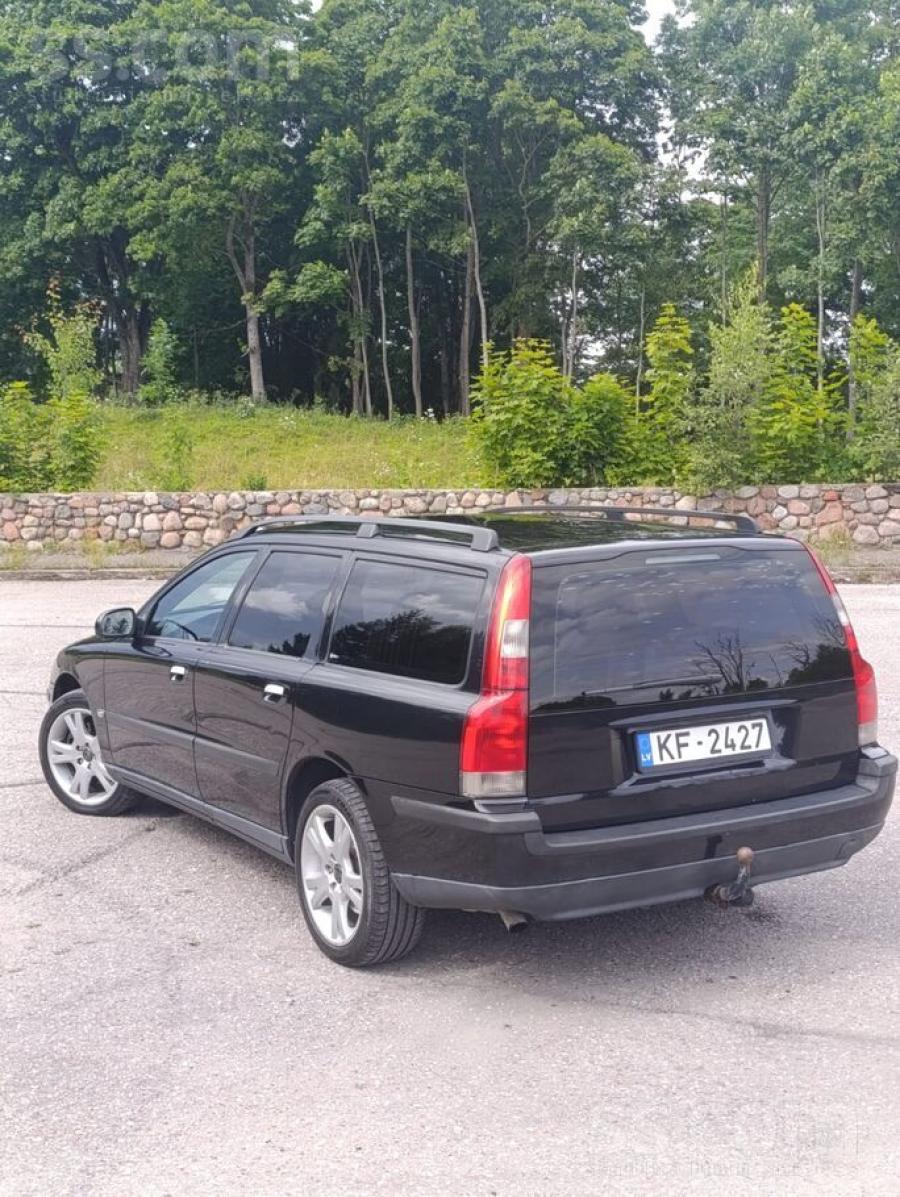 Black Volvo V70 2001 in Talsi, with an engine capacity of 2.40 L and mileage of 365 thousand km for 1500 €, photo 4 on AUTOMOTO.COM.LV
