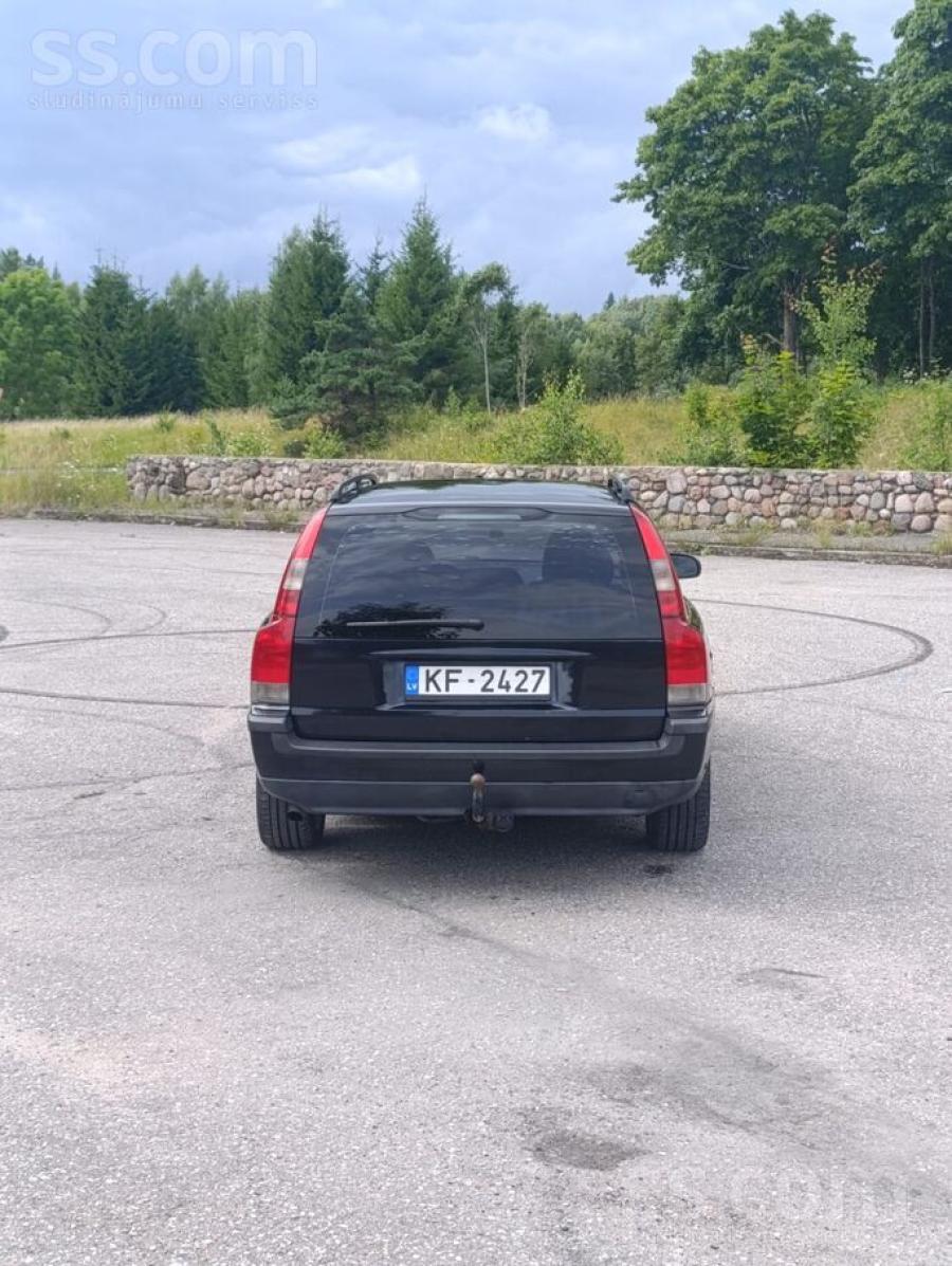 Black Volvo V70 2001 in Talsi, with an engine capacity of 2.40 L and mileage of 365 thousand km for 1500 €, photo 5 on AUTOMOTO.COM.LV