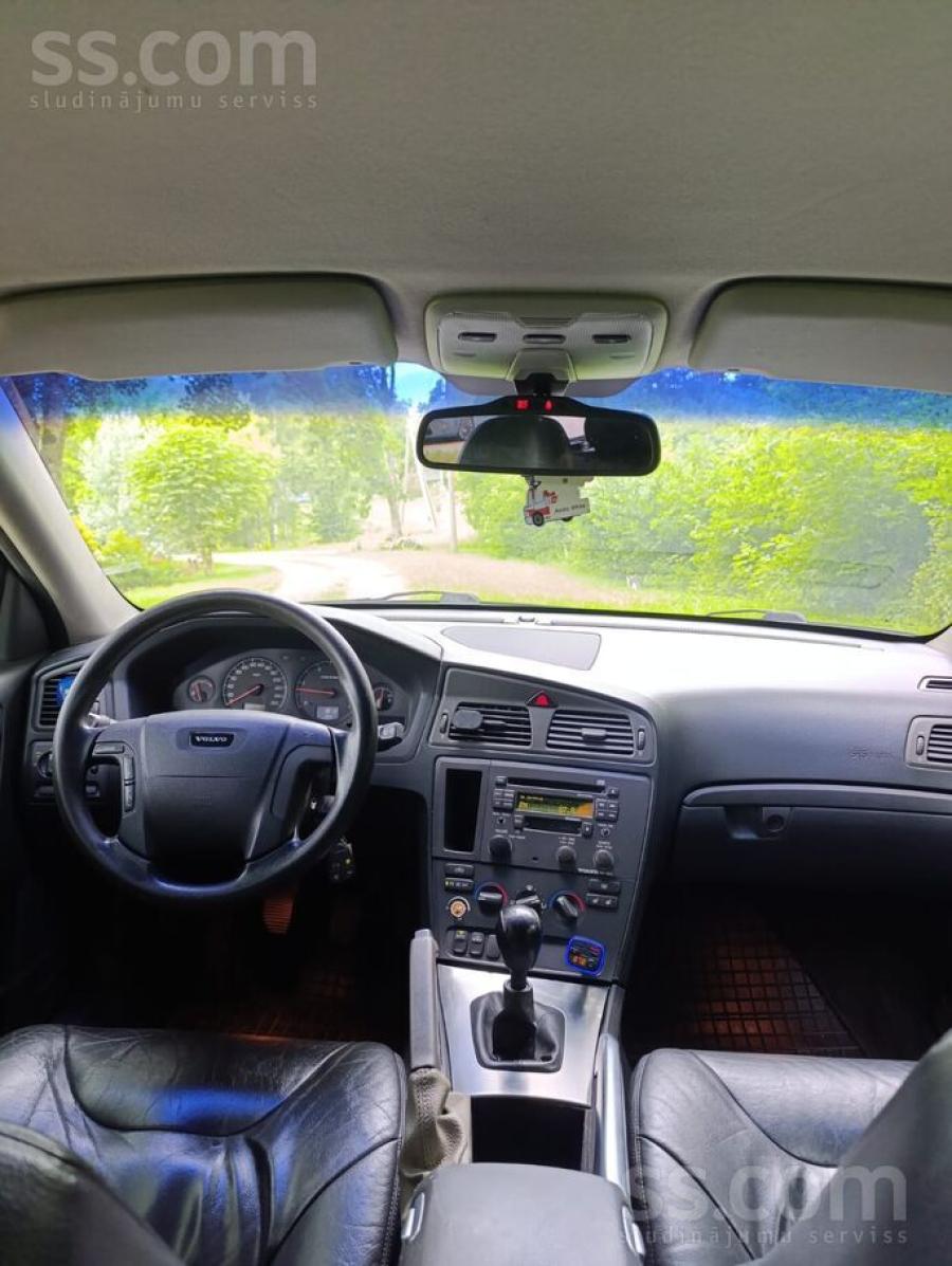 Black Volvo V70 2001 in Talsi, with an engine capacity of 2.40 L and mileage of 365 thousand km for 1500 €, photo 9 on AUTOMOTO.COM.LV