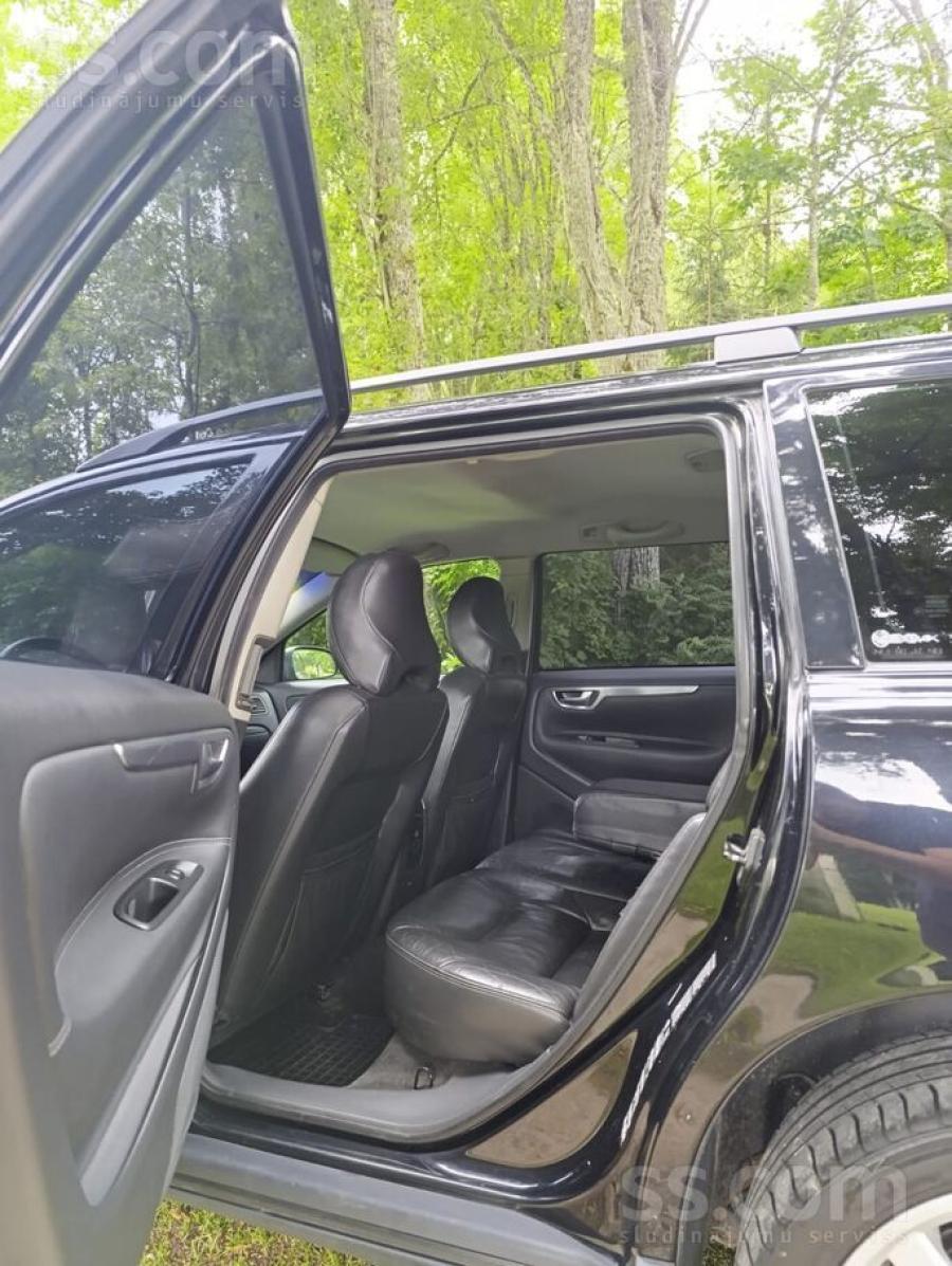 Black Volvo V70 2001 in Talsi, with an engine capacity of 2.40 L and mileage of 365 thousand km for 1500 €, photo 12 on AUTOMOTO.COM.LV