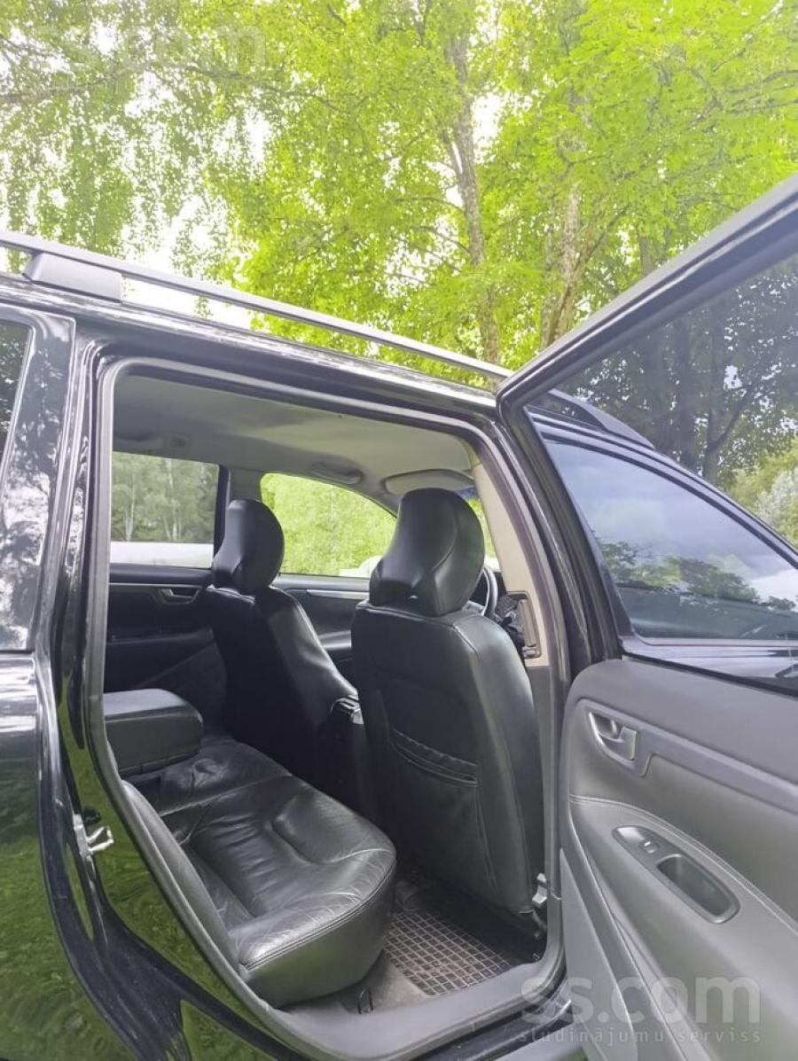 Black Volvo V70 2001 in Talsi, with an engine capacity of 2.40 L and mileage of 365 thousand km for 1500 €, photo 13 on AUTOMOTO.COM.LV