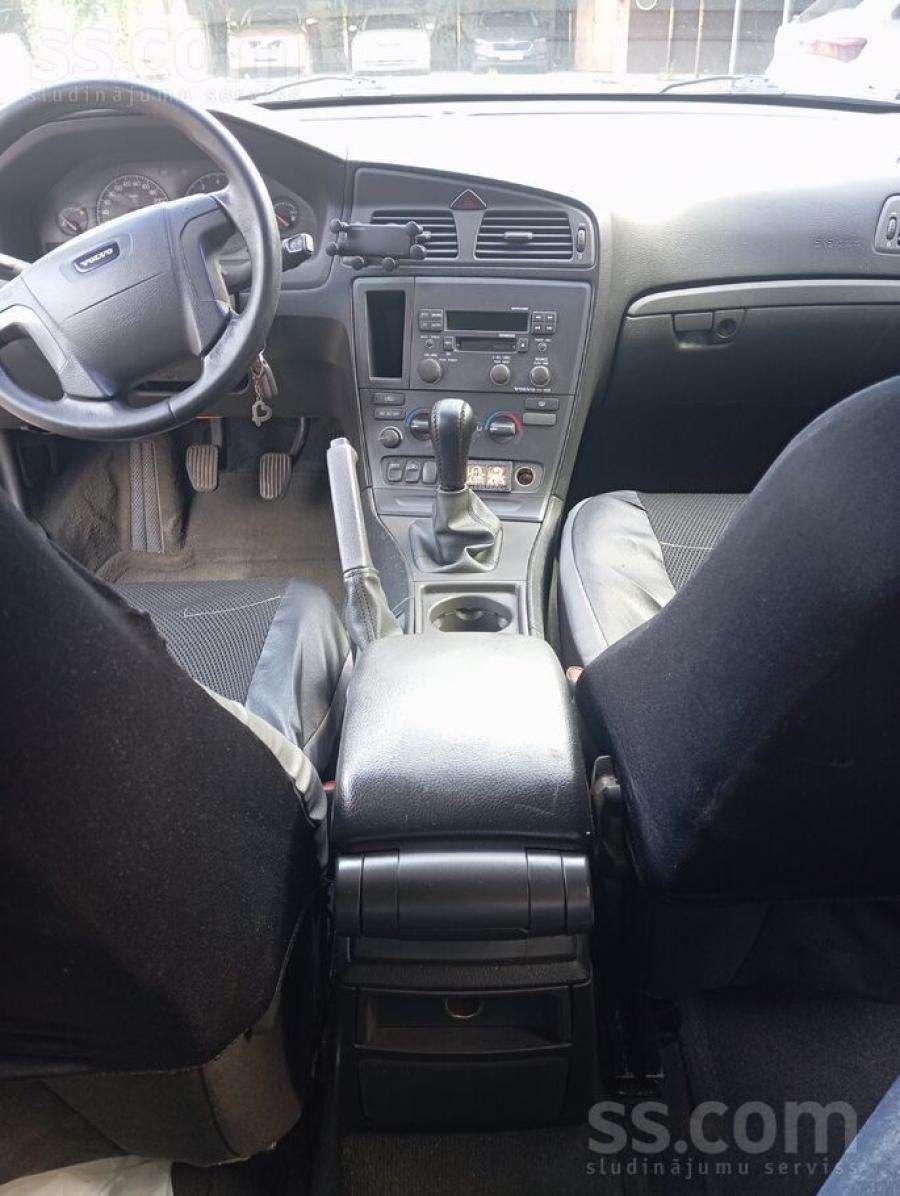 Melns Volvo V70 2001 Jūrmala, ar dzinēja tilpumu 2.40 L un nobraukumu 364 tūkst. km par 1500 €, foto 13 vietnē AUTOMOTO.COM.LV
