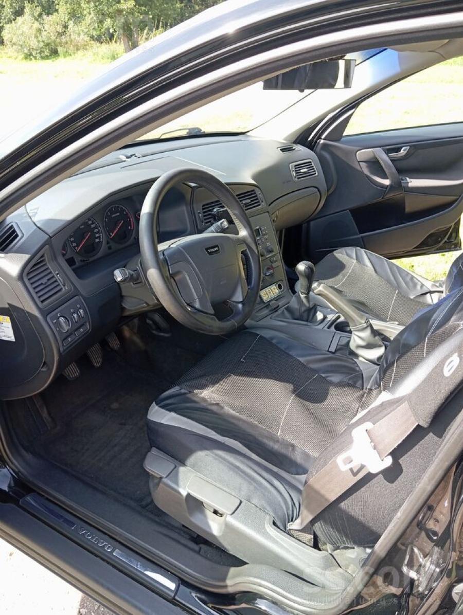 Melns Volvo V70 2001 Jūrmala, ar dzinēja tilpumu 2.40 L un nobraukumu 364 tūkst. km par 1500 €, foto 14 vietnē AUTOMOTO.COM.LV