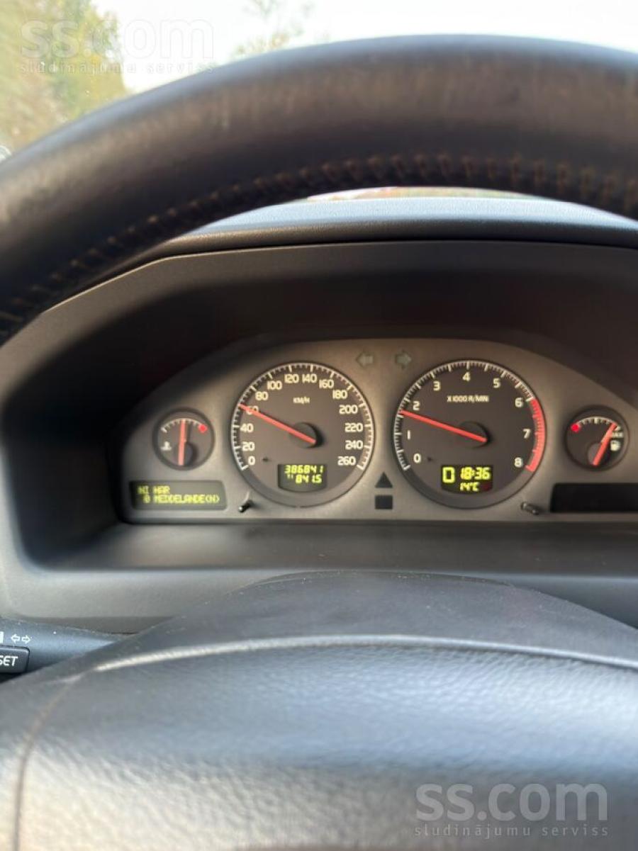 Black Volvo V70 2001 in Riga, with an engine capacity of 2.40 L and mileage of 387 thousand km for 2300 €, photo 8 on AUTOMOTO.COM.LV