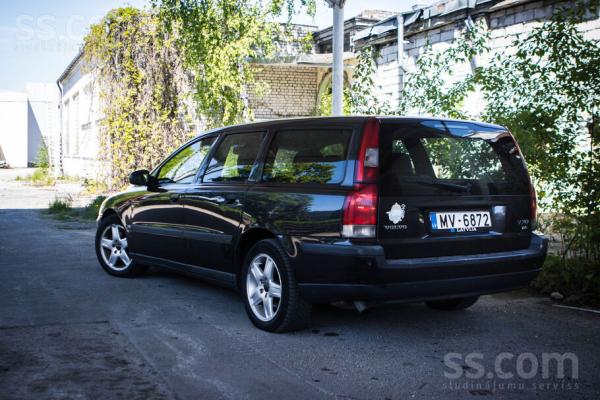 Black Volvo V70 2002 in Riga, with an engine capacity of 2.40 L and mileage of 0 thousand km for 1550 €, photo 4 on AUTOMOTO.COM.LV