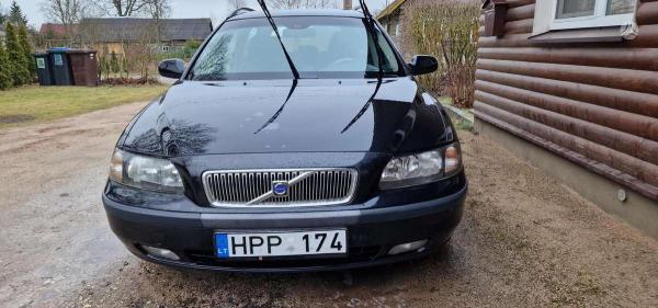 Black Volvo V70 2002 in Svencionys, with an engine capacity of 2.40 L and mileage of 338 thousand km for 1350 €, photo 1 on AUTOMOTO.COM.LV