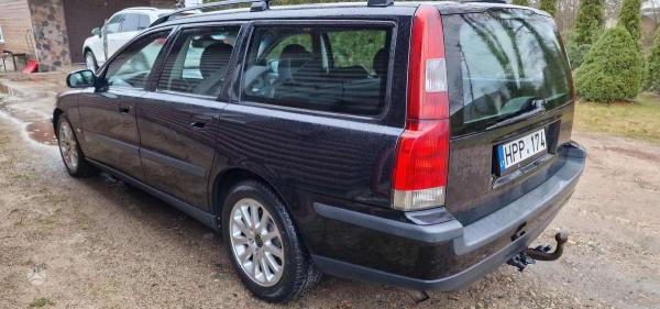 Black Volvo V70 2002 in Svencionys, with an engine capacity of 2.40 L and mileage of 338 thousand km for 1350 €, photo 3 on AUTOMOTO.COM.LV