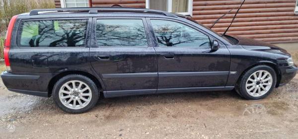 Black Volvo V70 2002 in Svencionys, with an engine capacity of 2.40 L and mileage of 338 thousand km for 1350 €, photo 7 on AUTOMOTO.COM.LV
