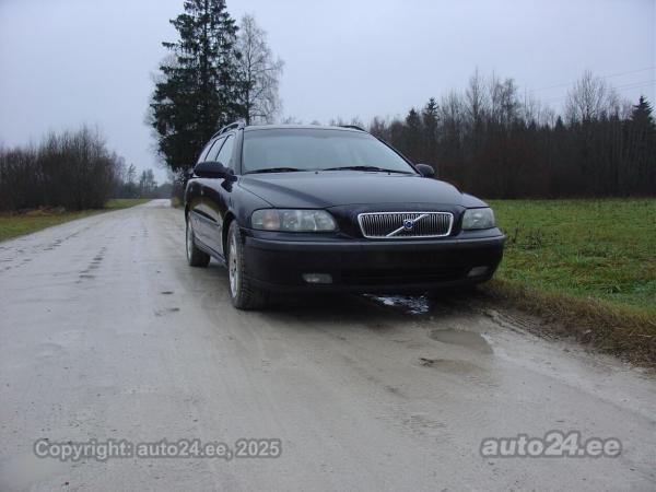 Black Volvo V70 2002 in Paide, with an engine capacity of 2.40 L and mileage of 488 thousand km for 2990 €, photo 4 on AUTOMOTO.COM.LV