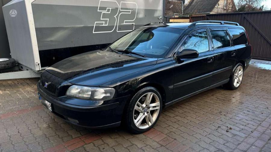 Black Volvo V70 2002 in Vilnius, with an engine capacity of 2.40 L and mileage of 455 thousand km for 1850 €, photo 1 on AUTOMOTO.COM.LV