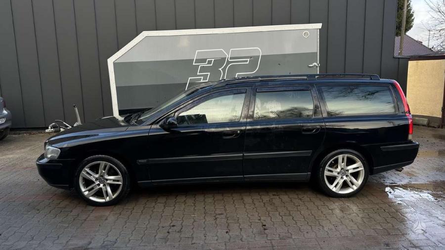 Black Volvo V70 2002 in Vilnius, with an engine capacity of 2.40 L and mileage of 455 thousand km for 1850 €, photo 2 on AUTOMOTO.COM.LV