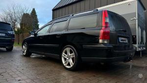 Black Volvo V70 2002 in Vilnius, with an engine capacity of 2.40 L and mileage of 455 thousand km for 1850 €, photo 3 on AUTOMOTO.COM.LV