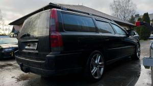 Black Volvo V70 2002 in Vilnius, with an engine capacity of 2.40 L and mileage of 455 thousand km for 1850 €, photo 4 on AUTOMOTO.COM.LV