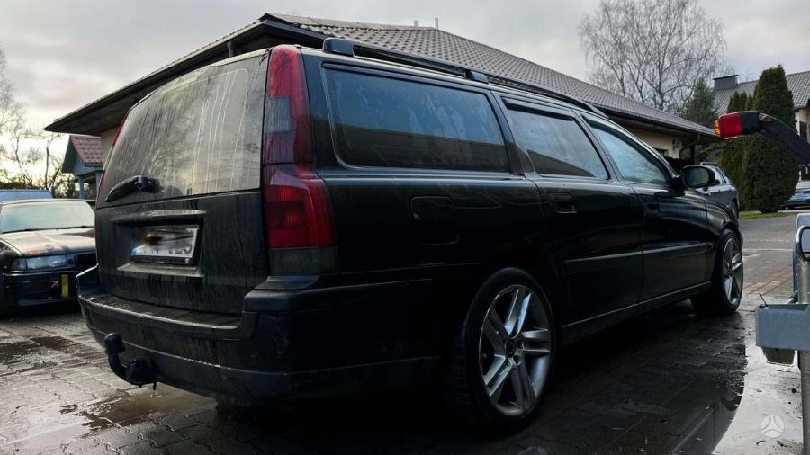 Black Volvo V70 2002 in Vilnius, with an engine capacity of 2.40 L and mileage of 455 thousand km for 1850 €, photo 4 on AUTOMOTO.COM.LV