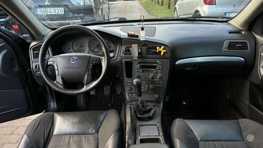 Black Volvo V70 2002 in Vilnius, with an engine capacity of 2.40 L and mileage of 455 thousand km for 1850 €, photo 7 on AUTOMOTO.COM.LV