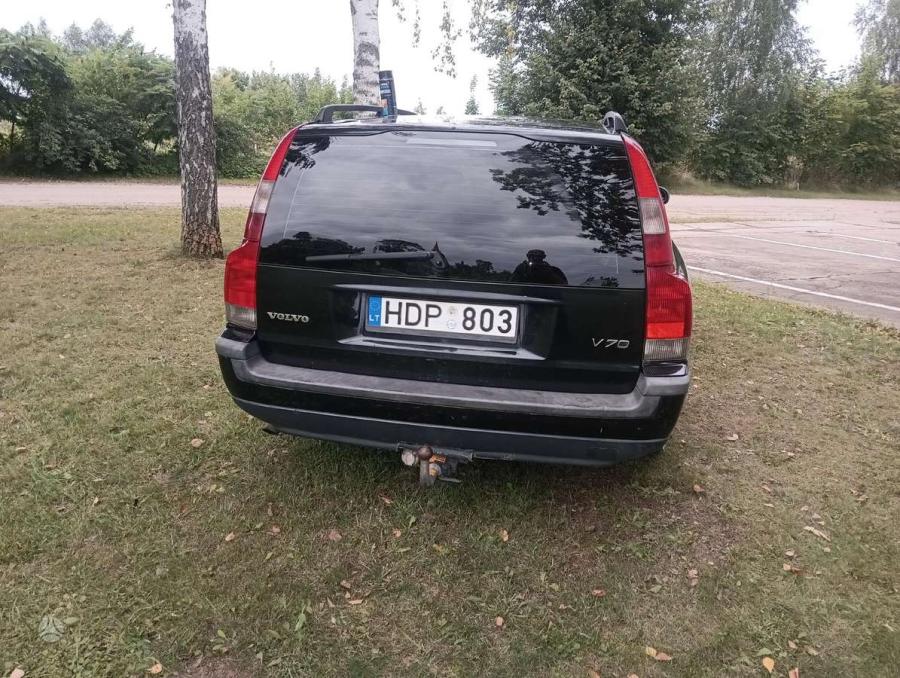 Black Volvo V70 2002 in Sirvintos, with an engine capacity of 2.40 L and mileage of 343 thousand km for 1200 €, photo 1 on AUTOMOTO.COM.LV