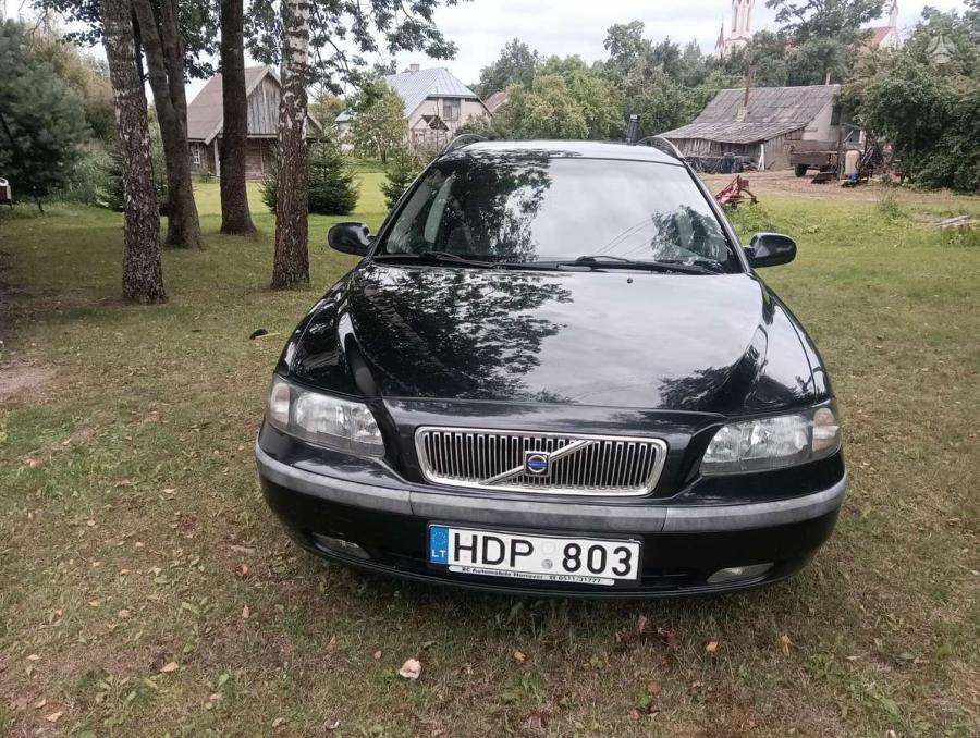 Black Volvo V70 2002 in Sirvintos, with an engine capacity of 2.40 L and mileage of 343 thousand km for 1200 €, photo 3 on AUTOMOTO.COM.LV