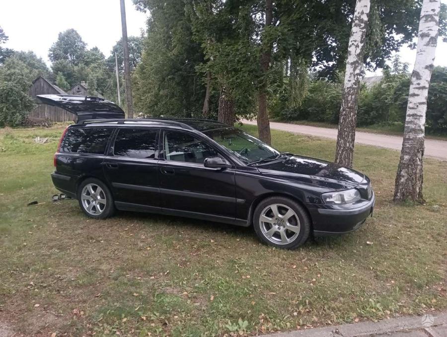 Black Volvo V70 2002 in Sirvintos, with an engine capacity of 2.40 L and mileage of 343 thousand km for 1200 €, photo 8 on AUTOMOTO.COM.LV