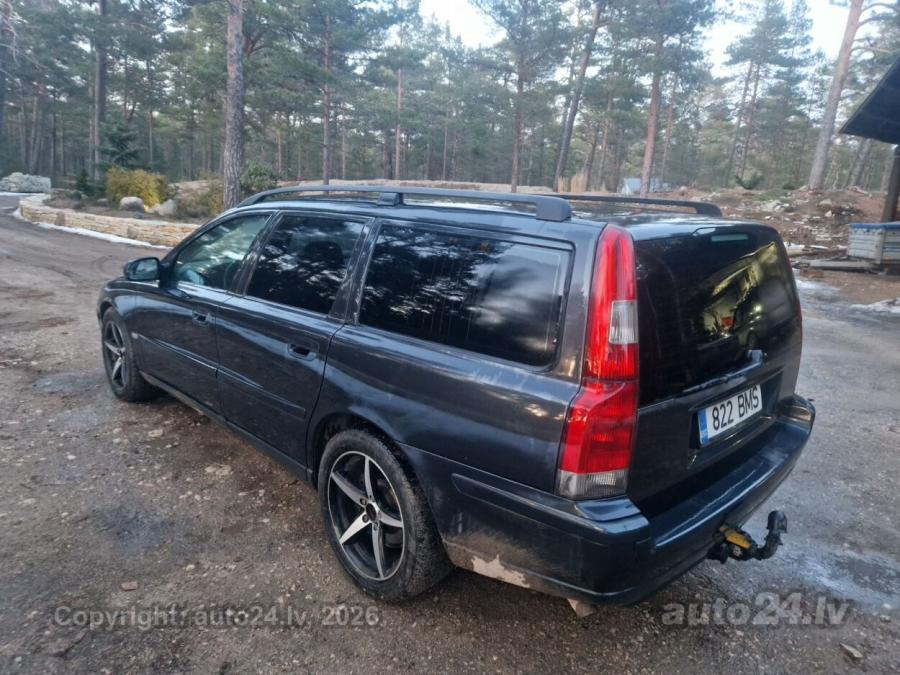 Black Volvo V70 2002 in Tallinn, with an engine capacity of 2.40 L and mileage of 499 thousand km for 1299 €, photo 1 on AUTOMOTO.COM.LV