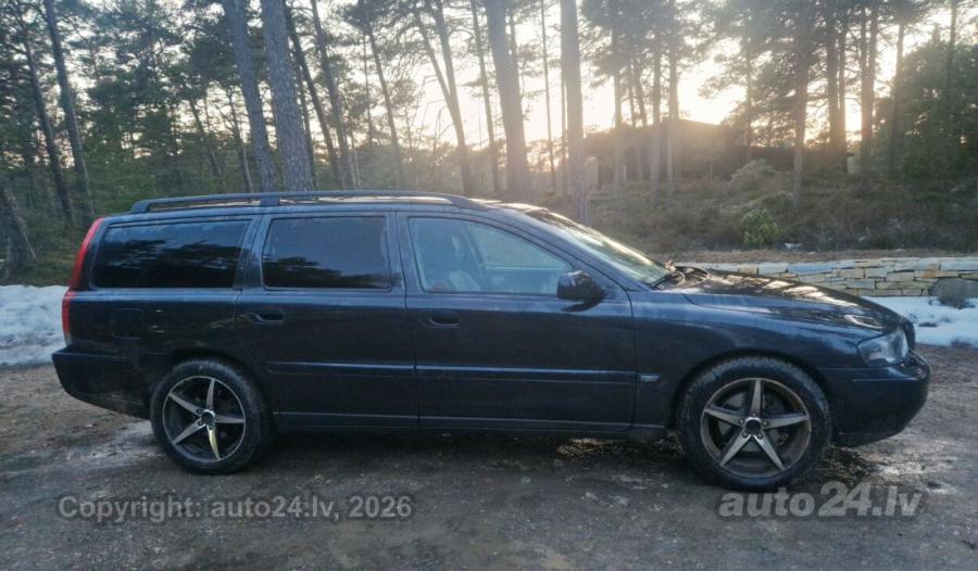 Black Volvo V70 2002 in Tallinn, with an engine capacity of 2.40 L and mileage of 499 thousand km for 1299 €, photo 6 on AUTOMOTO.COM.LV