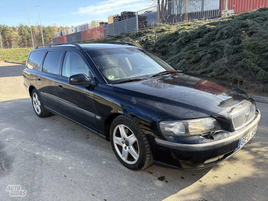 Black Volvo V70 2002 in Kaunas, with an engine capacity of 2.40 L and mileage of 425 thousand km for 1350 €, photo 1 on AUTOMOTO.COM.LV