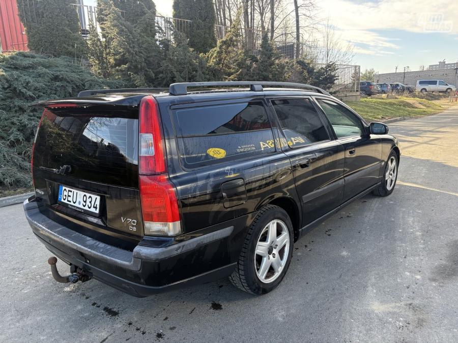 Black Volvo V70 2002 in Kaunas, with an engine capacity of 2.40 L and mileage of 425 thousand km for 1350 €, photo 4 on AUTOMOTO.COM.LV