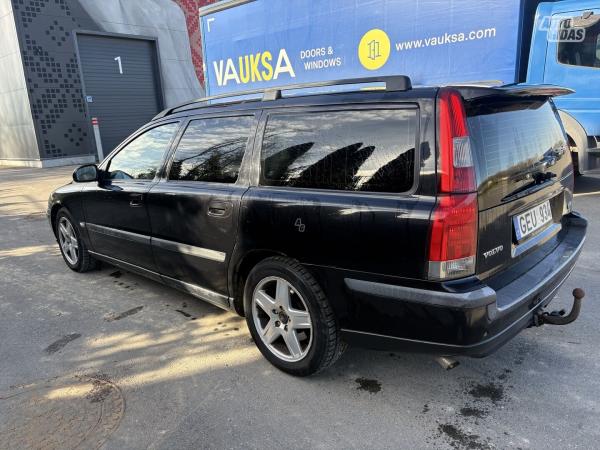 Black Volvo V70 2002 in Kaunas, with an engine capacity of 2.40 L and mileage of 425 thousand km for 1350 €, photo 4 on AUTOMOTO.COM.LV