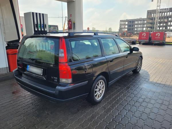 Black Volvo V70 2002 in Vilnius, with an engine capacity of 2.40 L and mileage of 300 thousand km for 680 €, photo 3 on AUTOMOTO.COM.LV