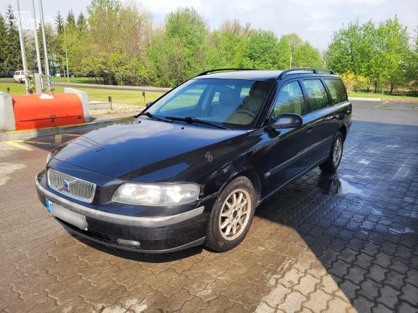 Black Volvo V70 2002 in Vilnius, with an engine capacity of 2.40 L and mileage of 300 thousand km for 680 €, photo 4 on AUTOMOTO.COM.LV
