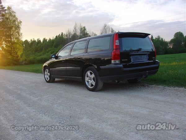 Black Volvo V70 2002 in Paide, with an engine capacity of 2.40 L and mileage of 442 thousand km for 2990 €, photo 4 on AUTOMOTO.COM.LV