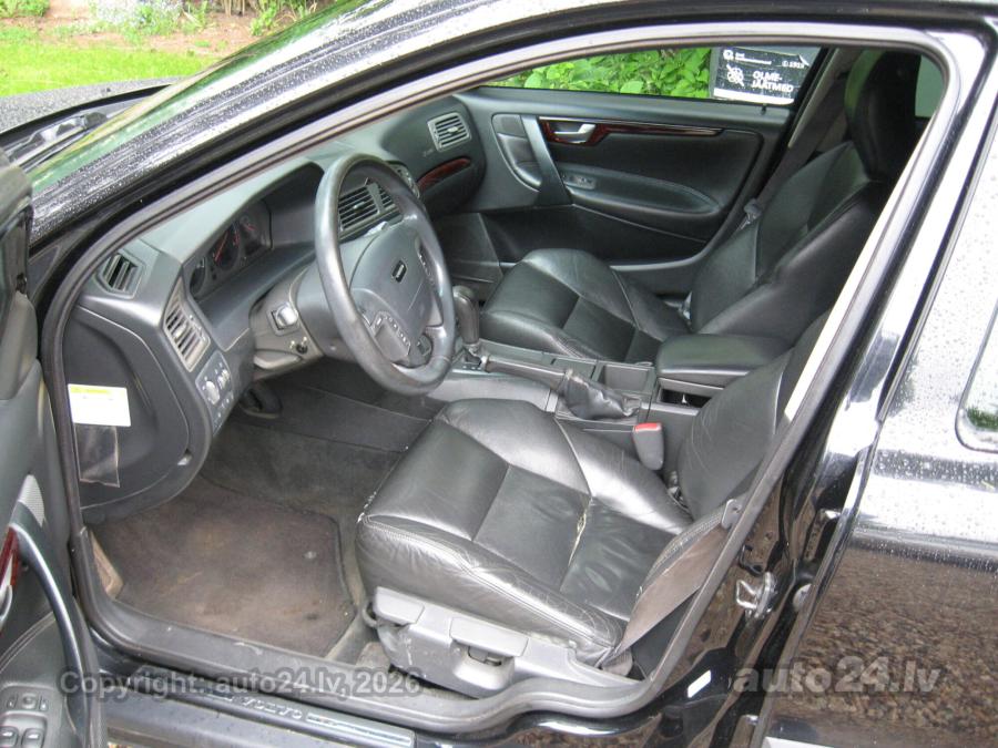 Black Volvo V70 2002 in Tallinn, with an engine capacity of 2.40 L and mileage of 355 thousand km for 2500 €, photo 15 on AUTOMOTO.COM.LV