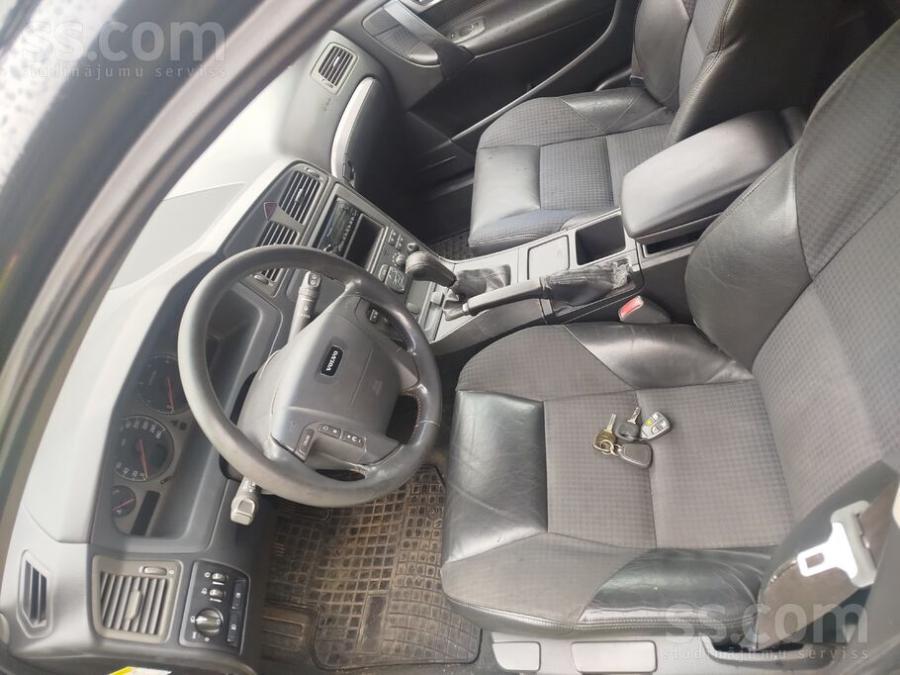Black Volvo V70 2002 in Gulbene, with an engine capacity of 2.40 L and mileage of 341 thousand km for 1650 €, photo 10 on AUTOMOTO.COM.LV