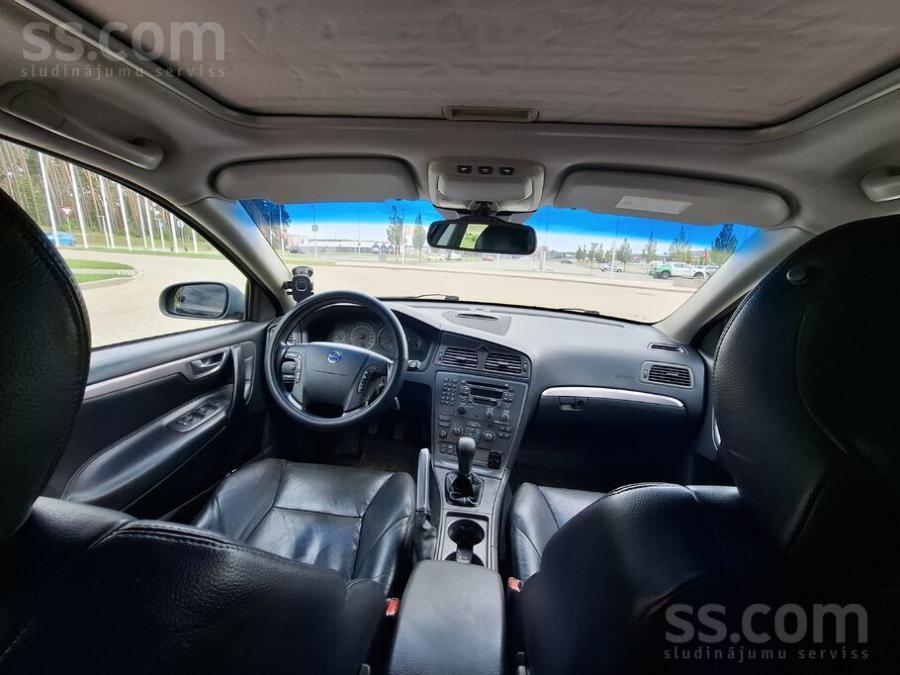 Melns Volvo V70 2002 Rīga, ar dzinēja tilpumu 2.40 L un nobraukumu 307 tūkst. km par 2100 €, foto 4 vietnē AUTOMOTO.COM.LV