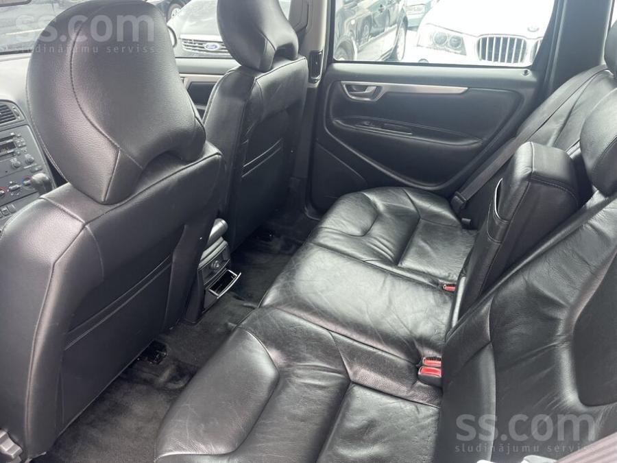 Black Volvo V70 2002 in Riga, with an engine capacity of 2.40 L and mileage of 0 thousand km for 2390 €, photo 7 on AUTOMOTO.COM.LV