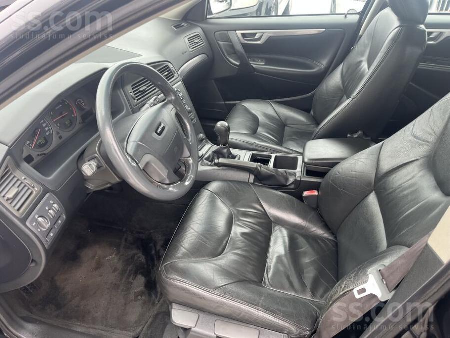 Black Volvo V70 2002 in Riga, with an engine capacity of 2.40 L and mileage of 0 thousand km for 2390 €, photo 8 on AUTOMOTO.COM.LV