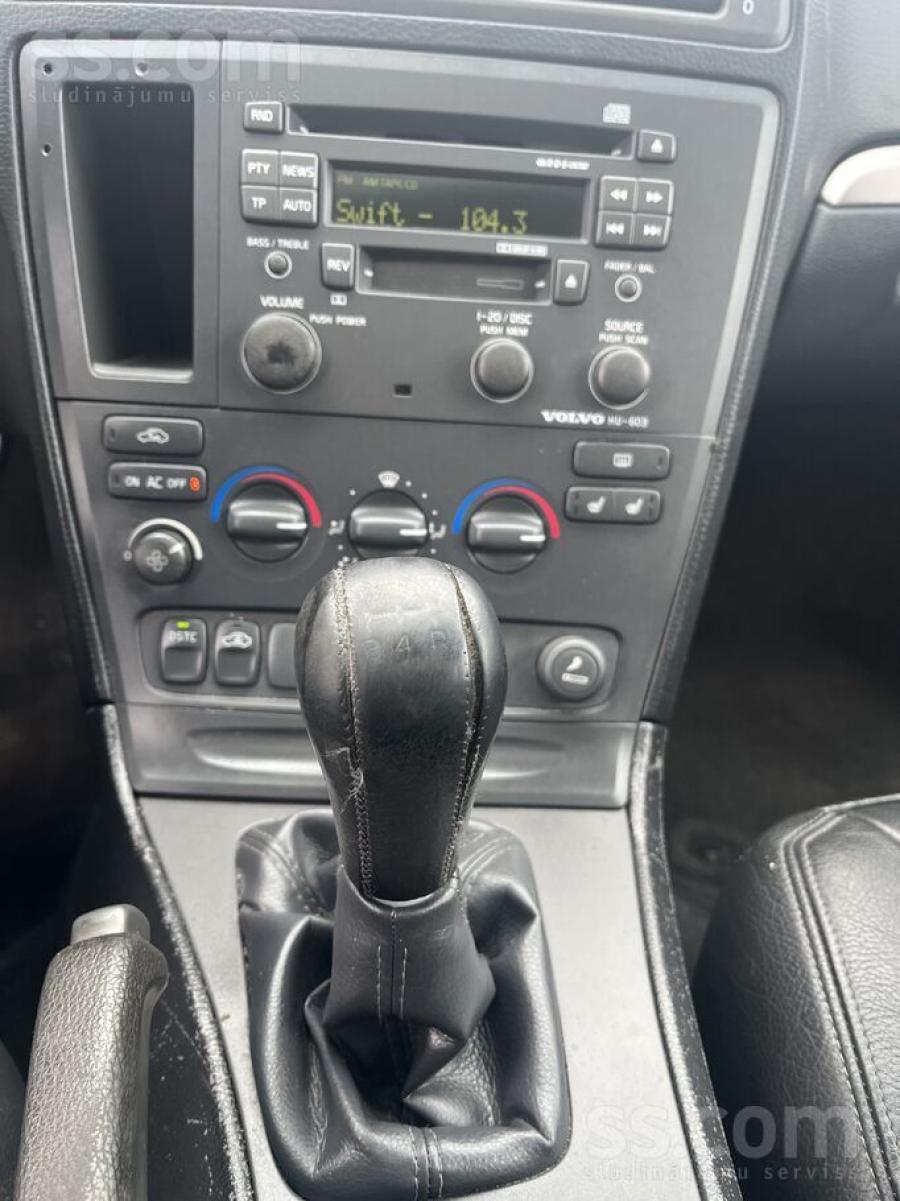 Black Volvo V70 2002 in Riga, with an engine capacity of 2.40 L and mileage of 0 thousand km for 2390 €, photo 10 on AUTOMOTO.COM.LV
