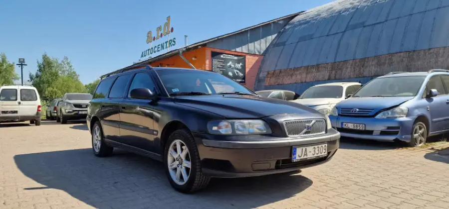 Black Volvo V70 2002 in Valmiera, with an engine capacity of 2.40 L and mileage of 560 thousand km for 1400 €, photo 1 on AUTOMOTO.COM.LV